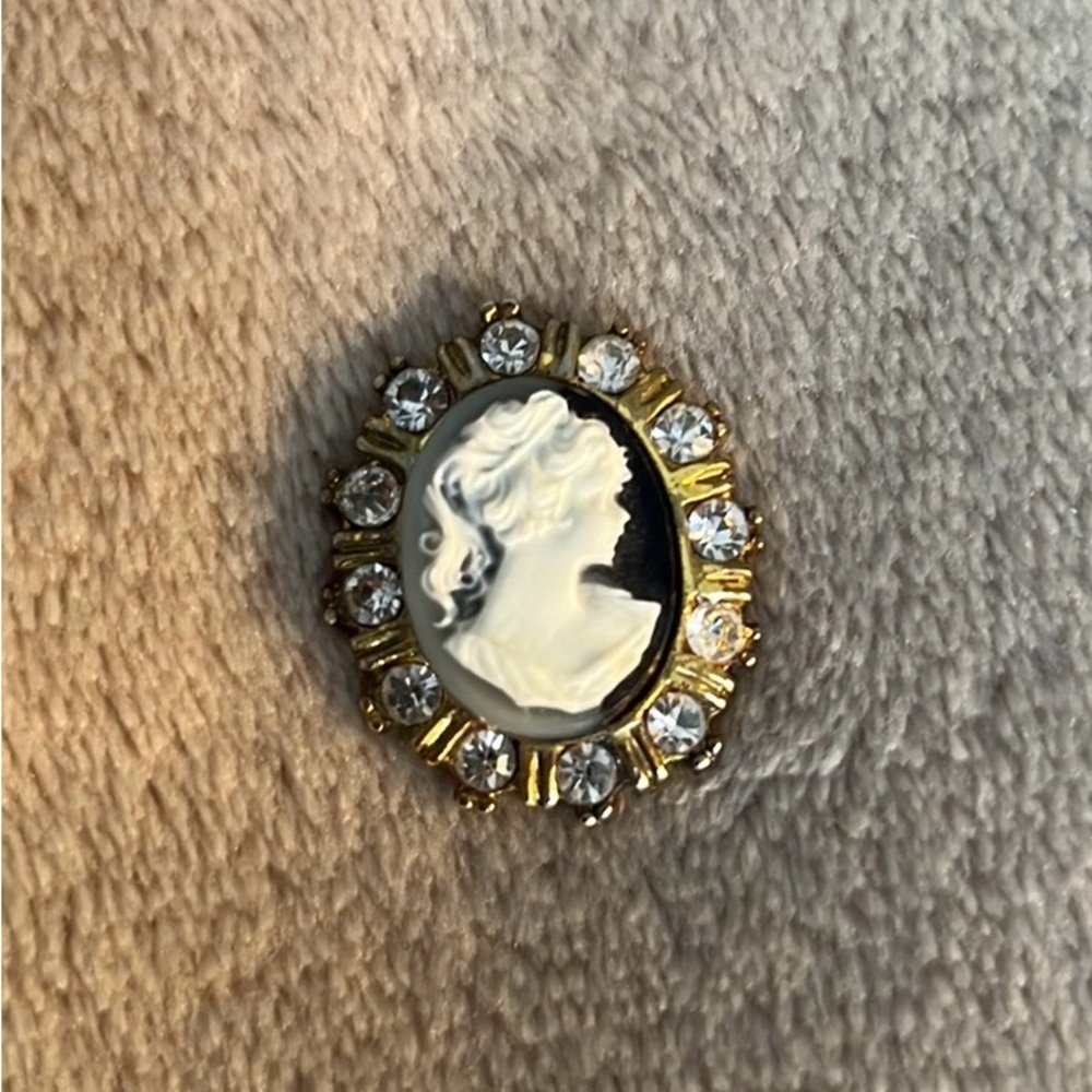 Vintage Porcelain Cameo Pendant - Gem